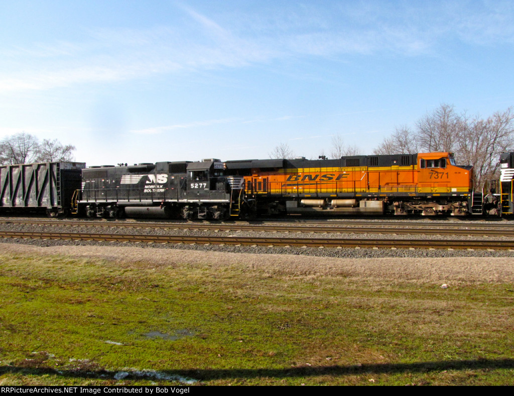 BNSF 7371 and NS 5277